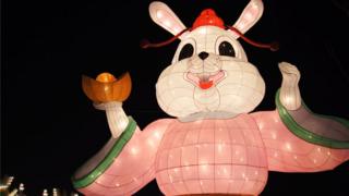 London welcomes Year of the Rabbit at Lunar New Year - BBC News