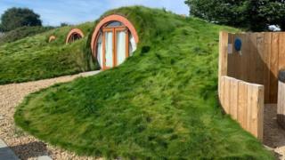 Derbyshire: Hobbit-style glamping pods in Hognaston approved - BBC News