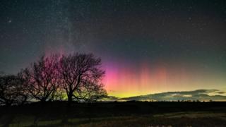 Northern Lights illuminate the skies across Wales - BBC News
