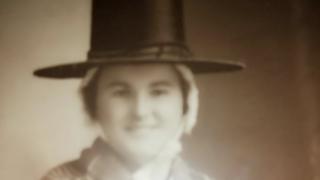 Jemima Nicholas: Traditional Welsh hat sells for £5,000 - BBC News