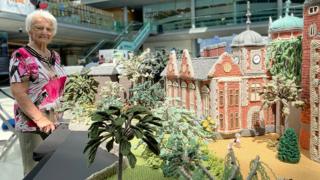 Sandringham: Norfolk knitter recreates Queen's estate in wool - BBC News