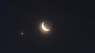 Five planets line up with Moon in night sky - BBC News