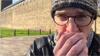 Staying warm: What does an unheated room do to your body? - BBC News