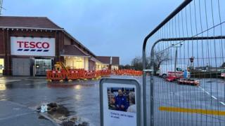 Bognor Regis Tesco reopens three weeks after flooding - BBC News