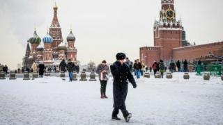 Spy poisoning: Russia escalates spy row with new expulsions - BBC News
