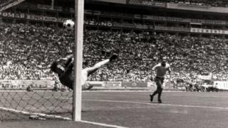 Pele: A sporting icon who made football beautiful - BBC News