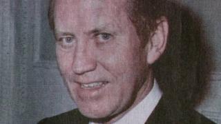 Chuck Feeney: The billionaire who gave it all away - BBC News