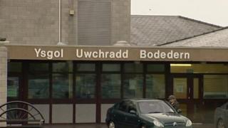 Athrawon Ysgol Bodedern â diffyg hyder yn eu pennaeth - BBC Cymru Fyw