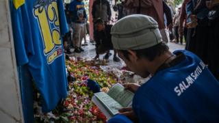 Tragedi Kanjuruhan: Korban meninggal dunia bertambah menjadi 135 orang - BBC News Indonesia