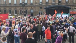 Protests begin ahead of Trump arrival in Scotland - BBC News