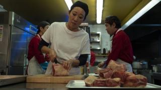 Killing Eve: Third season divides critics - BBC News