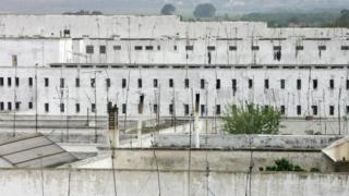 Plus de 300 cas de Covid-19 dans des prisons marocaines - BBC News Afrique