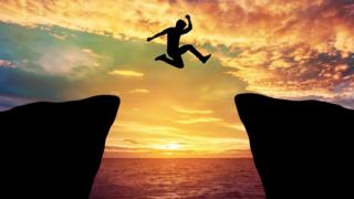 ¿Es posible aprender a caerse bien? - BBC News Mundo