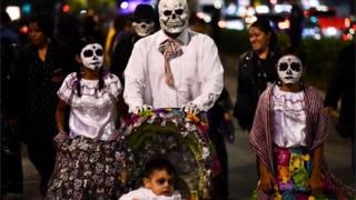 Mexico's skeleton parade celebrates the dead - BBC News
