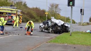 Man dies in Leicester fire engine crash - BBC News