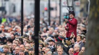 Remembrance Sunday: King leads nation in honouring war dead - BBC News
