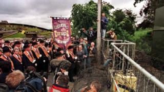 Drumcree: The Garvaghy Road dispute 25 years on - BBC News
