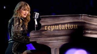 Taylor Swift breaks political silence in favour of Democrats - BBC News