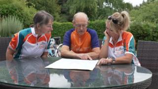 Streetly cyclist, 86, in world record bid - BBC News