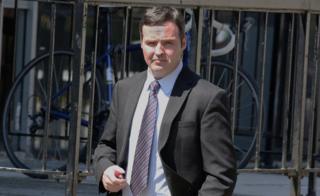 Hertfordshire PC sacked for pushing man's face against car - BBC News