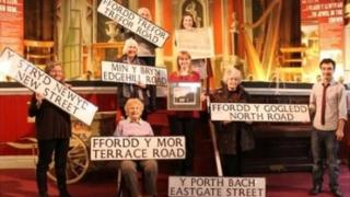 Aberystwyth street signs sold at auction for £15,000 - BBC News