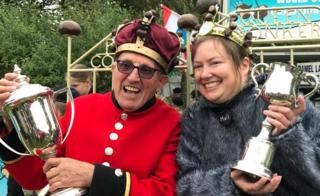 World Conker Championship 'king' and 'queen' crowned - BBC News