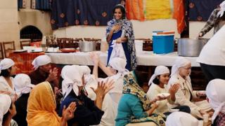 Oxford University hosts first Sikh community kitchen - BBC News