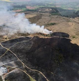 Firefighters injured in country blaze in Devon - BBC News