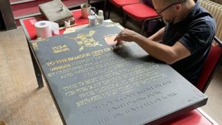 Halifax stone carving festival celebrates Yorkshire wildlife - BBC News