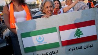 Lebanon rubbish protest shelved as crisis deepens - BBC News