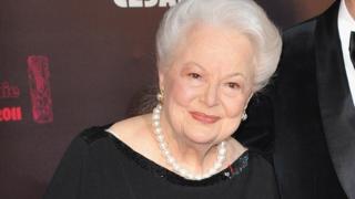 Ateb y Galw: Y berfformwraig Gillian Elisa - BBC Cymru Fyw