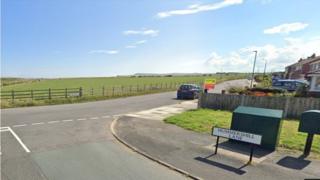 Marske-by-the-Sea beach reopens after bomb alert - BBC News