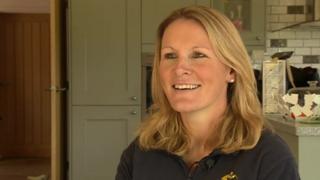 'Bionic' woman faces Great North Run challenge - BBC News