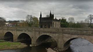 Stone stolen from medieval Chantry Bridge in Wakefield - BBC News