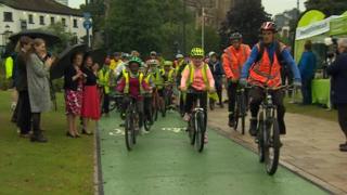 Cycle superhighway: Leeds city centre £7.9m route opens - BBC News