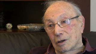 Leeds United fan Heinz Skyte who fled Nazis dies - BBC News