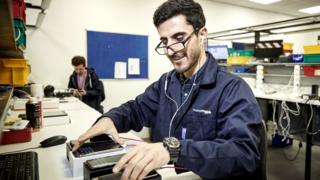 Second-hand tech booms as shoppers look for bargains - BBC News