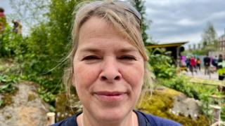 Chelsea Flower Show: Dame Judi Dench praises re-wilding garden - BBC News