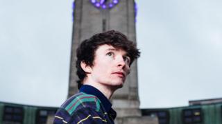 Luton play takes audience into rave 'nightclub' next to actors - BBC News