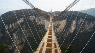 China tourism: Crossing the new glass bridges - BBC News