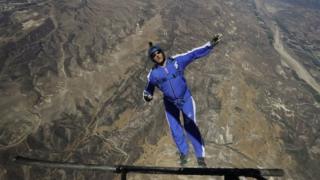US skydiver jumps without parachute into net from 25,000ft - BBC News