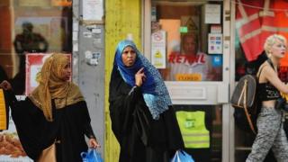 Mosques across UK open doors to public - BBC News
