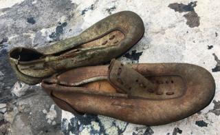 Falklands War: Digging for physical memories on Mt Tumbledown - BBC News