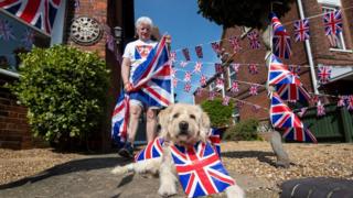 Londoners share memories of VE Day from their doorsteps - BBC News