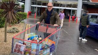 Self-scan supermarket tills and the rows over their use - BBC News
