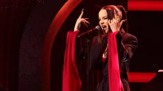 American Music Awards: Kelly Rowland asks crowd to 'chill' as they boo ...