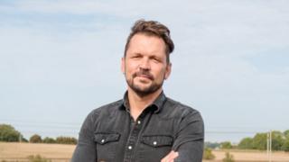 Jimmy Doherty says polar bear enclosure cost nearly £1m - BBC News