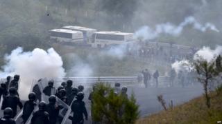 Mexico riot police clash with protesting students in Guerrero - BBC News