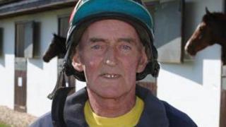 Kempton Park racecourse: Man dies after stables injury - BBC News