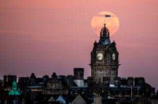 In pictures: Stunning Wolf Moon dazzles around the world - BBC News